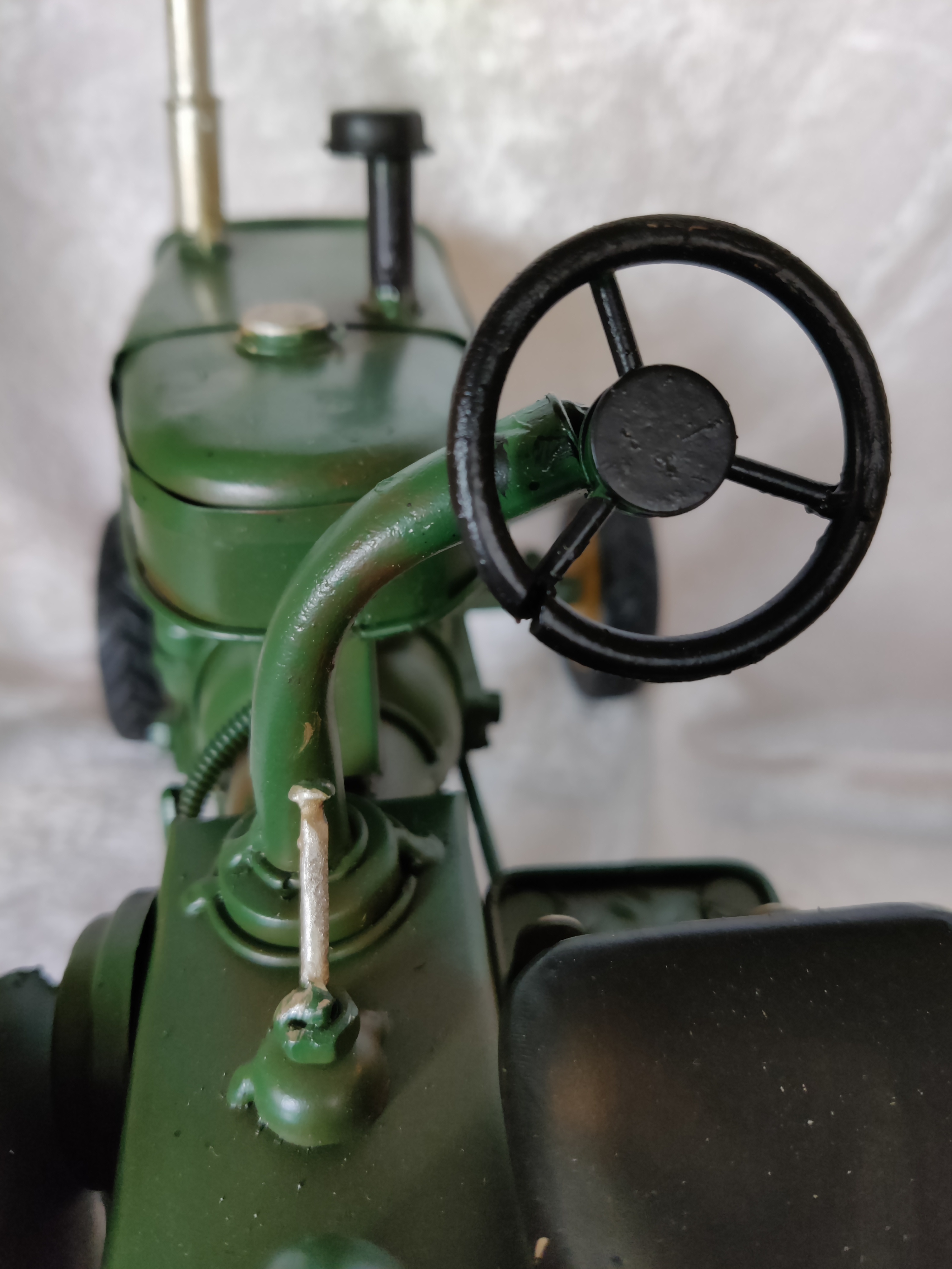 Blikken miniatuur groene tractor met gele wielen