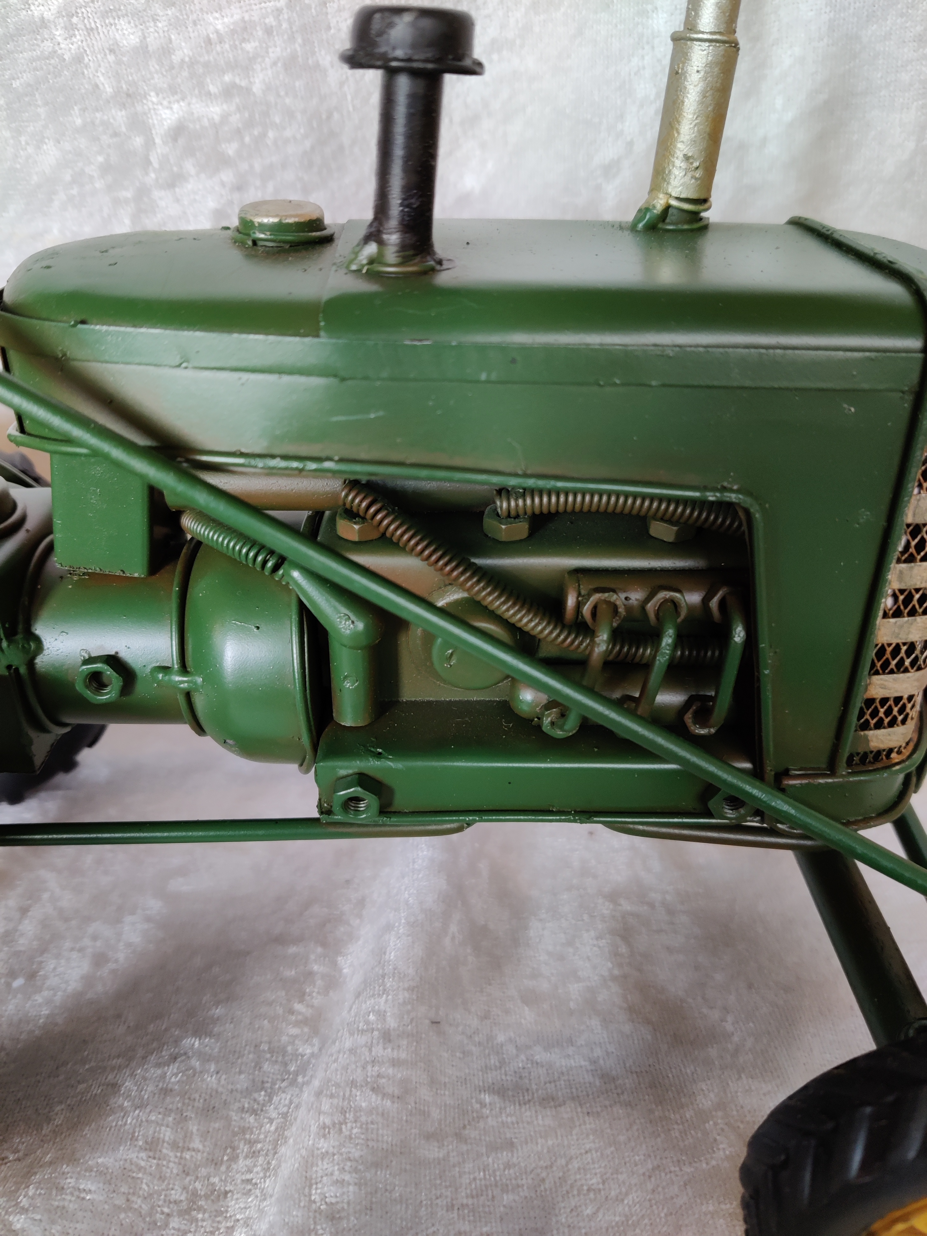 Blikken miniatuur groene tractor met gele wielen